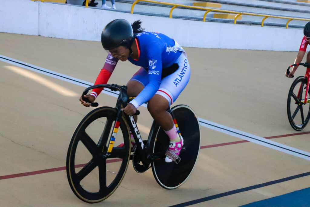 Luna Álvarez gana el oro y es récord nacional en los 200 metros ...